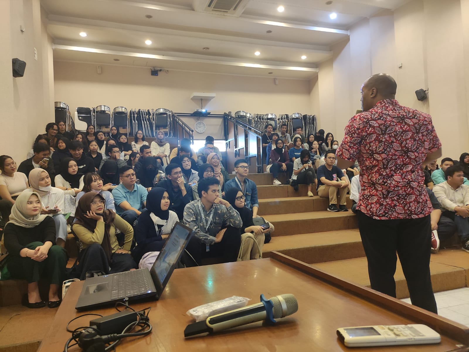 Kegiatan "Conversation Class with Native Speaker" di Program Studi ...